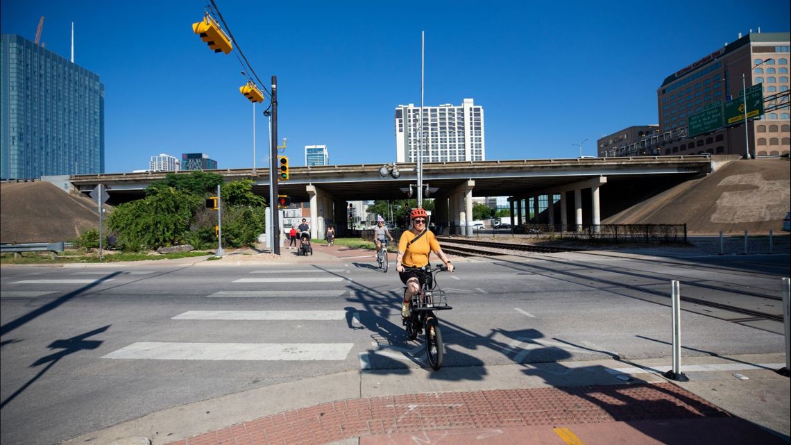 New traffic signals installed on I-35, Fourth Street in Austin | kvue.com