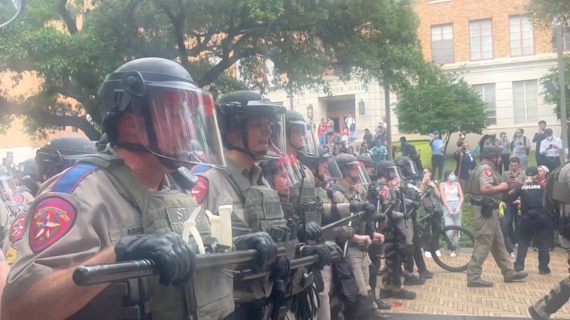 UT Austin pro-Palestine protest: Texas State Troopers move through ...