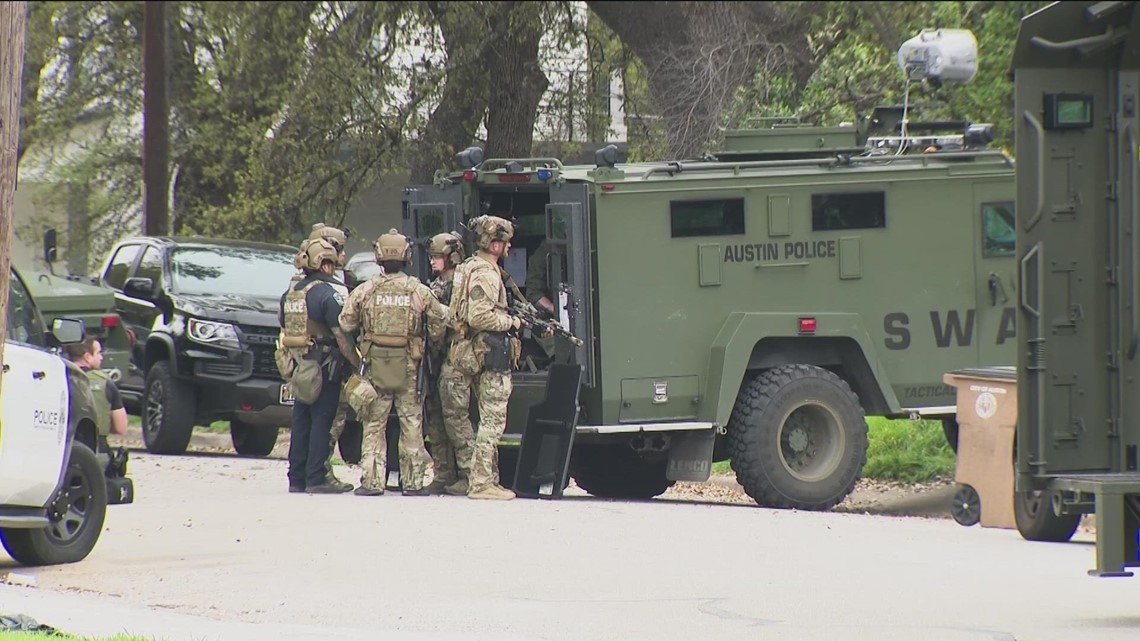 Austin police SWAT standoff on Merle Dr. ends with man arrested | kvue.com