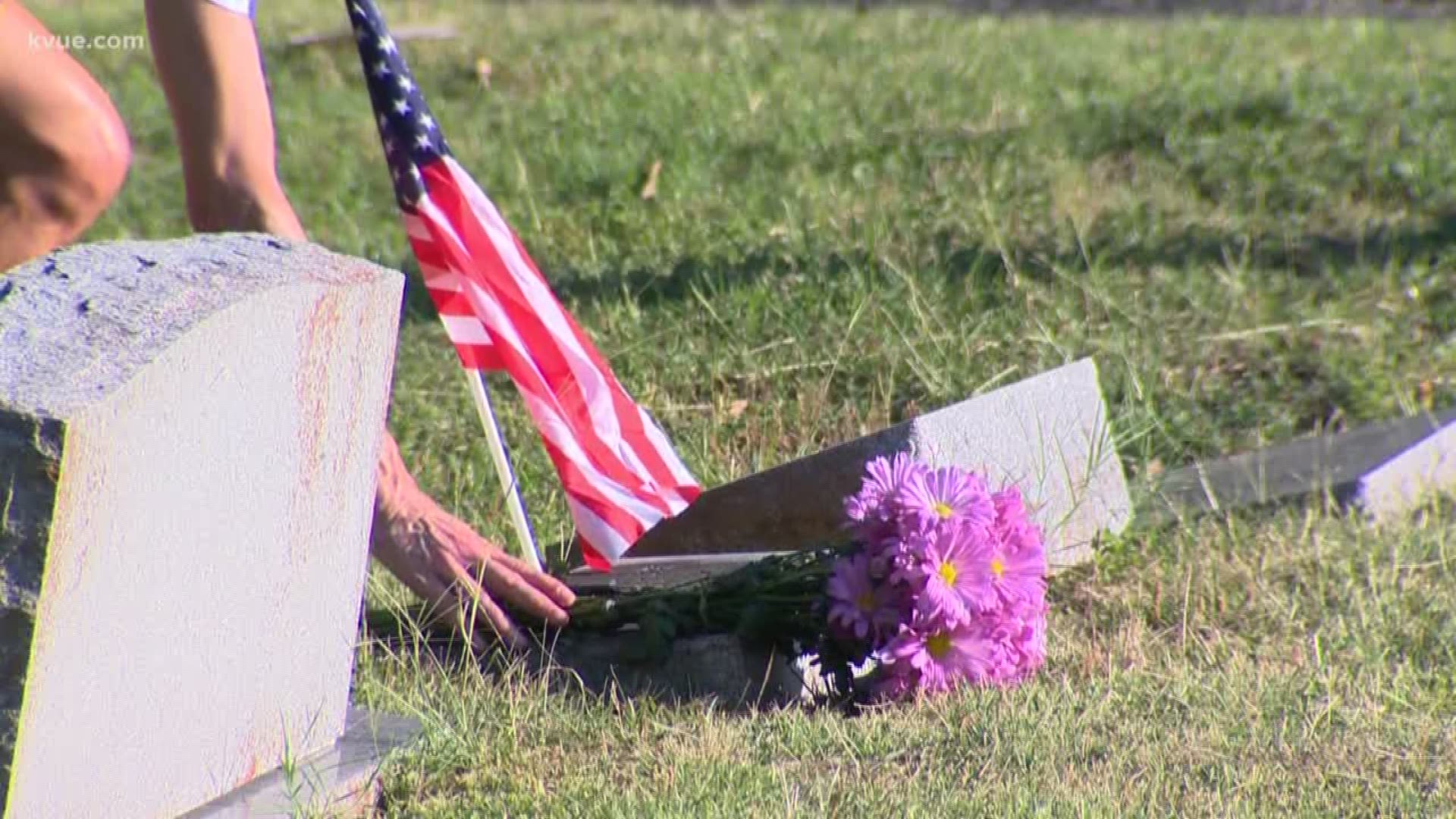 A Memorial Day tradition: Woman honors veteran at Austin gravesite ...