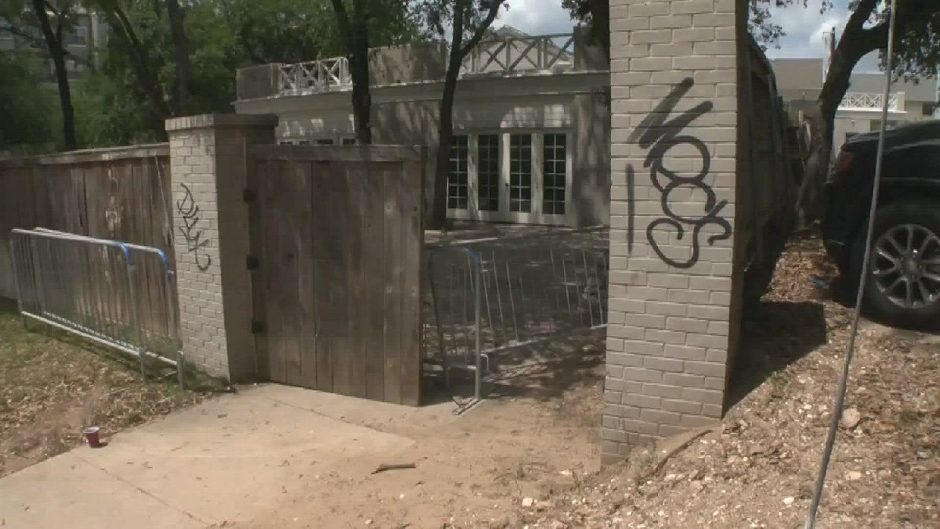 UT police monitoring fraternity houses after graffiti tagging | kvue.com