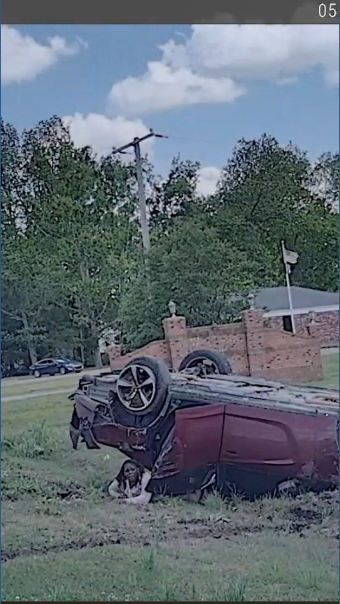 WATCH: Toddler runs from wrecked car after Arkansas police chase ends ...