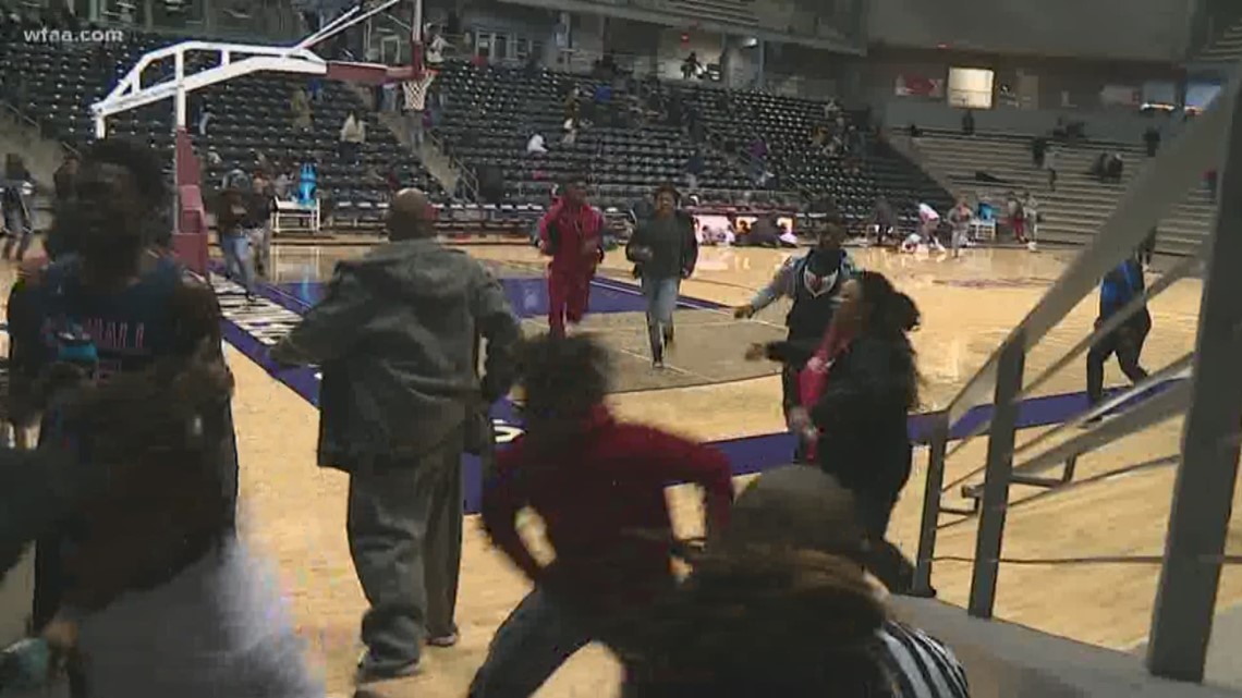 Teen shoots other teen in chest during high school basketball game ...