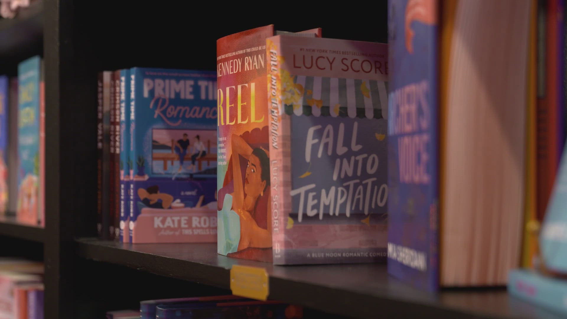 Mother-daughter duo opens romance-only book bar in North Texas | kvue.com