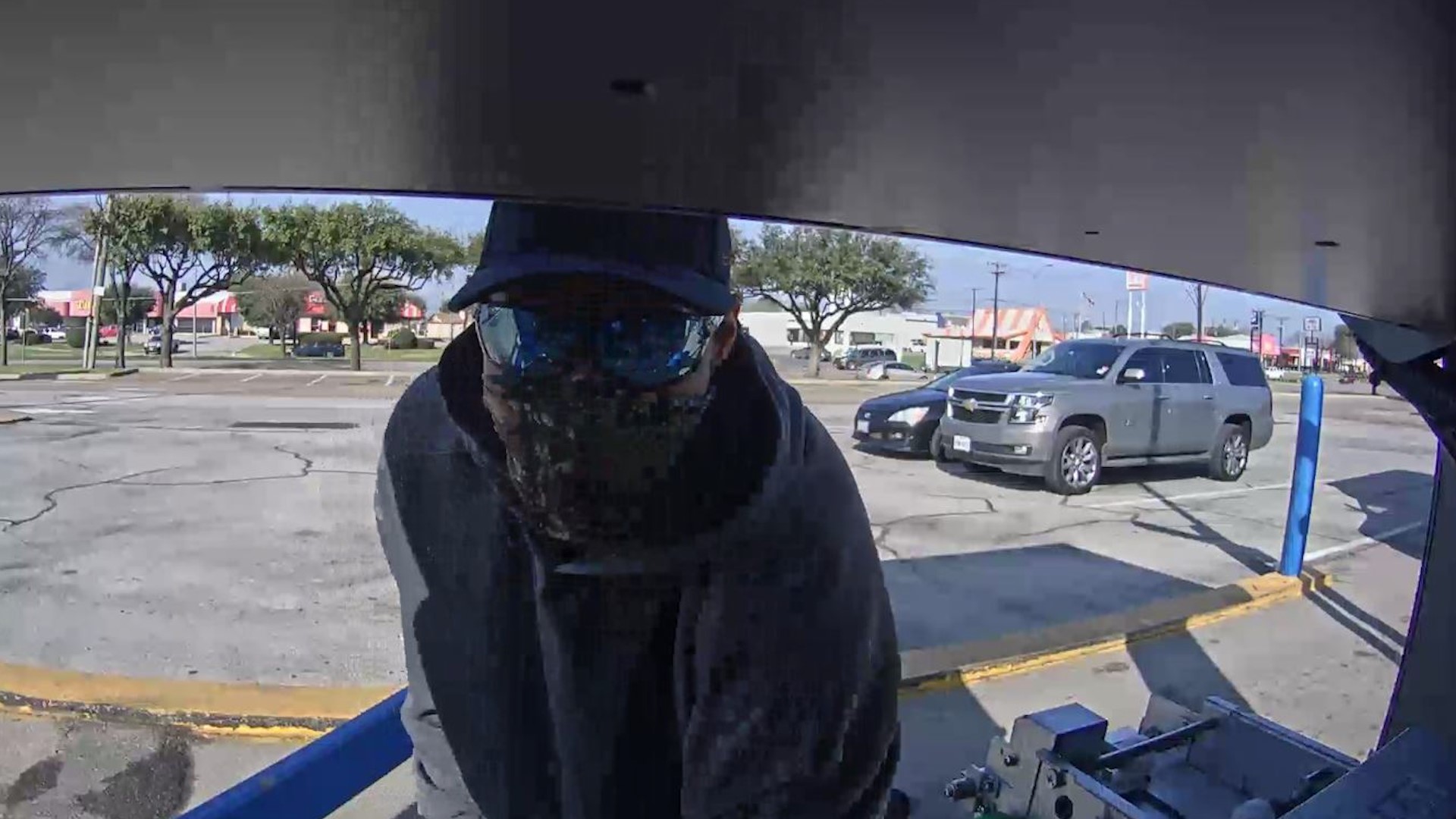 VIDEO: Texas security guard gets pants taken off during robbery | kvue.com