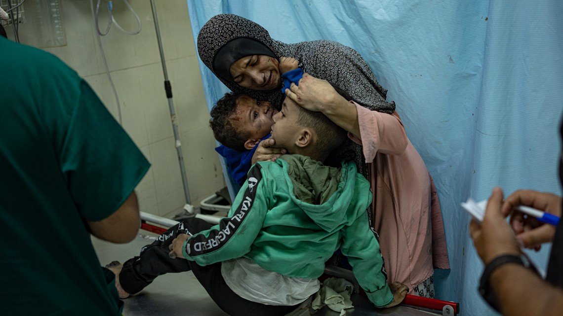 Israel raids Gaza's largest hospital, where hundreds shelter | kvue.com