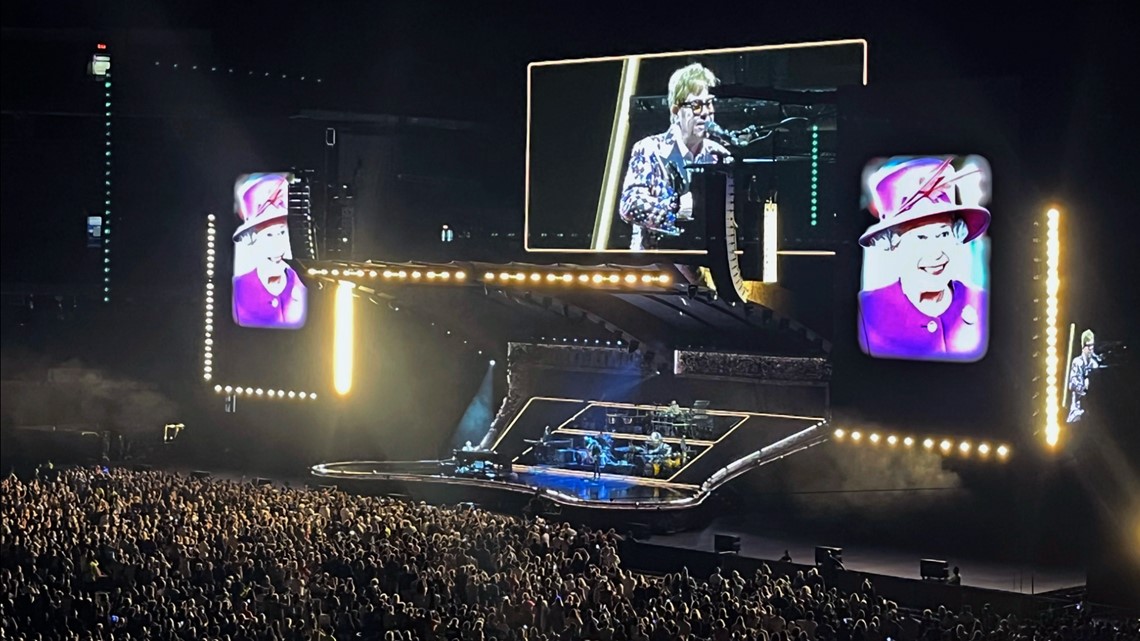 Elton John pays tribute to Queen Elizabeth during Toronto show | kvue.com